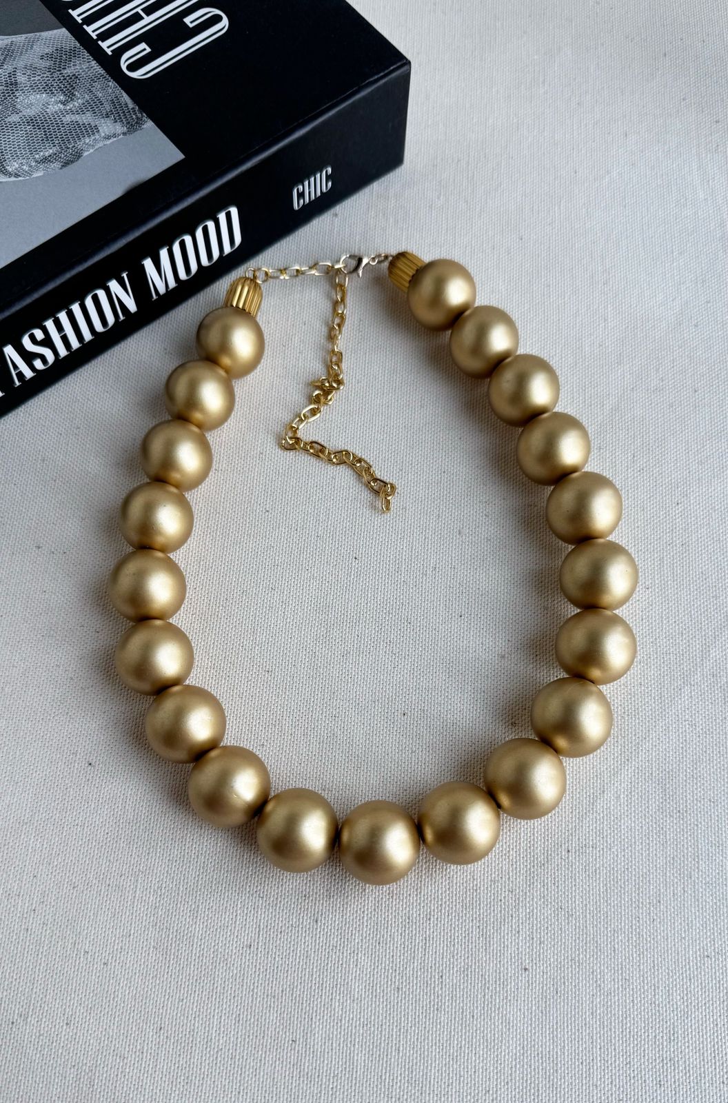 Colar de Bola Dourado Vintage – Nilza Biju